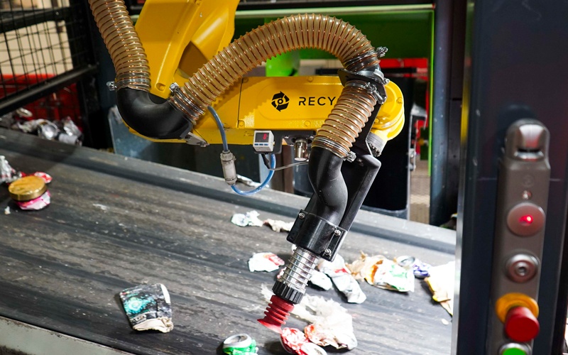 Veolia upscales recycling with AI-driven robotic arm | Facilitate Magazine
